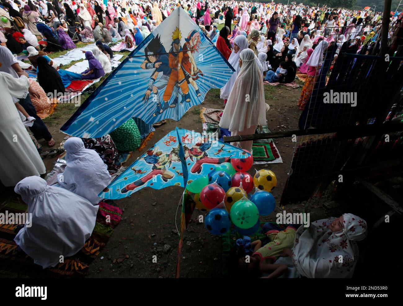 Kites are displayed for sale as Filipino Muslims gather at Manila's ...
