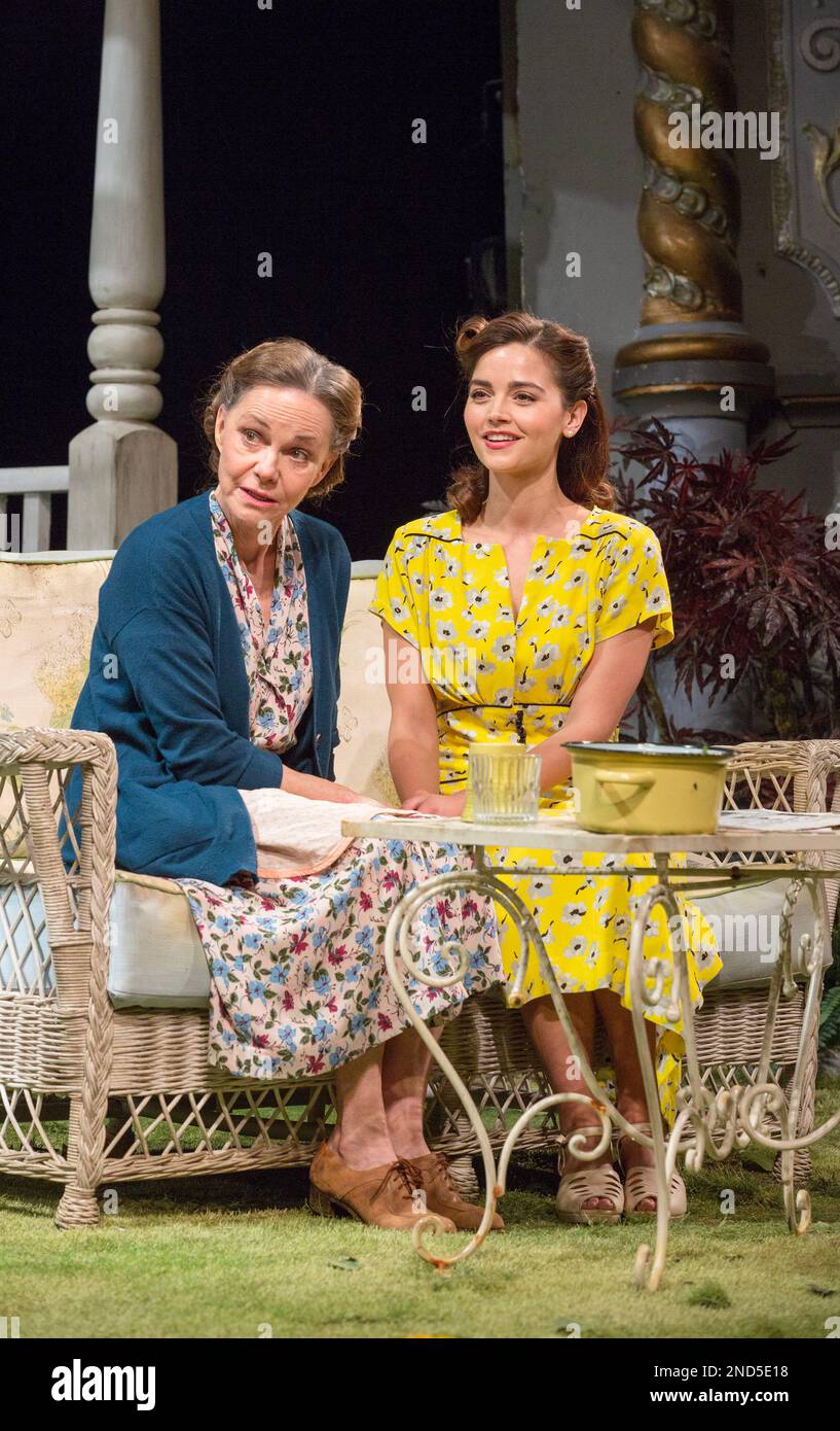 l-r: Sally Field (Kate Keller), Jenna Coleman (Ann Deever) dans TOUS MES FILS par Arthur Miller ...