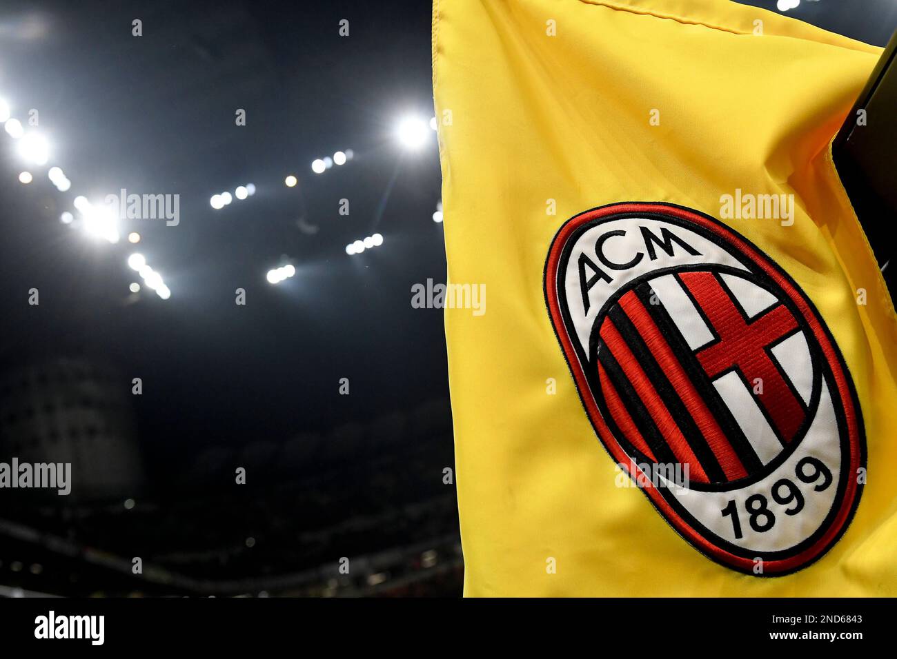 Le logo de l'AC Milan est imprimé sur un drapeau d'angle avant le match ...