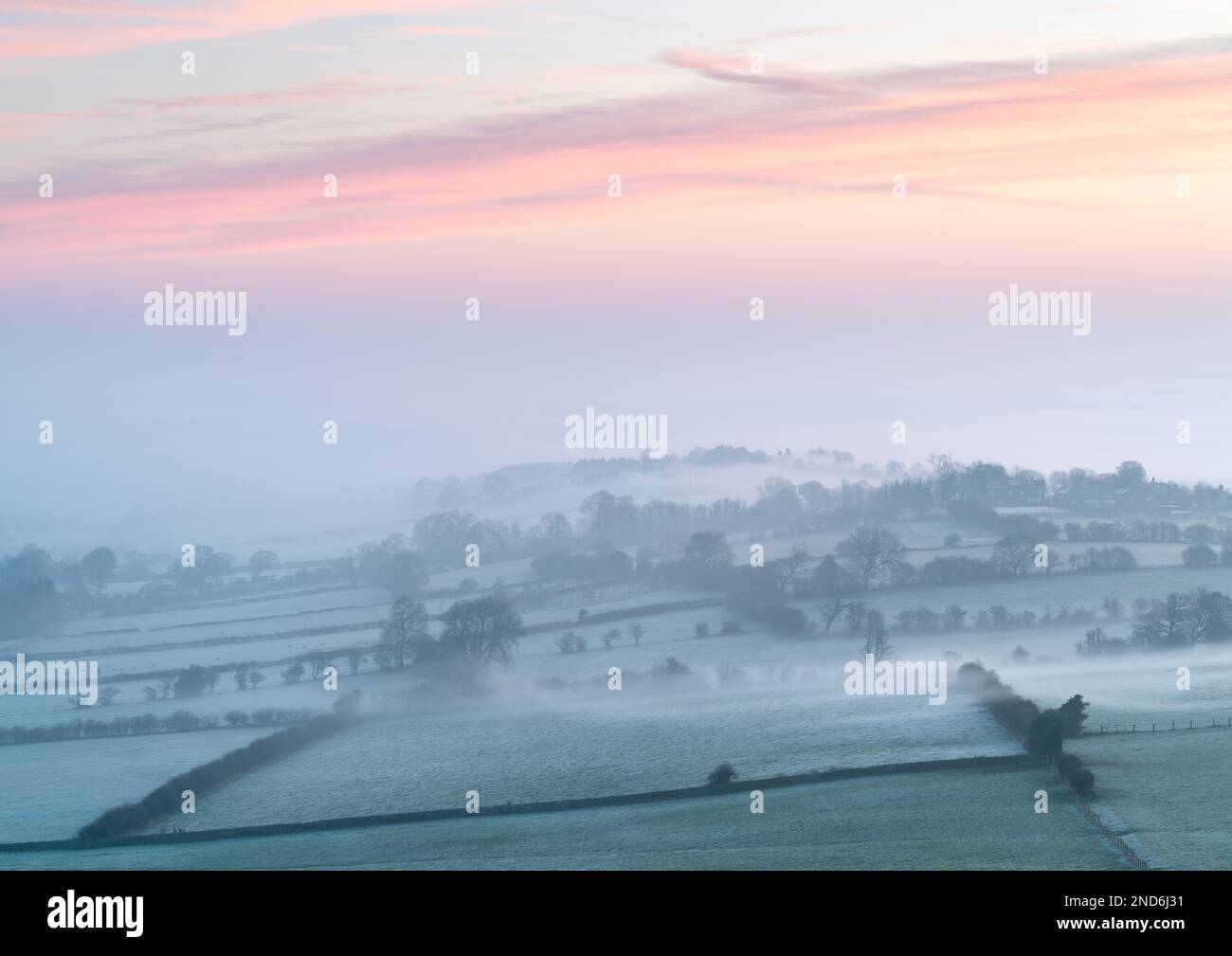 Le paysage hivernal gelé au nord du crag d'Almscliffe est lentement ...
