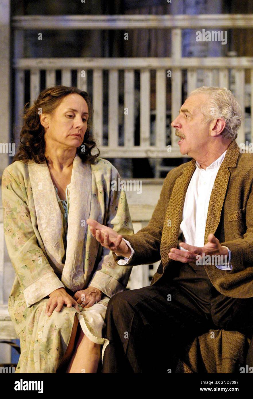 Laurie Metcalf (Kate Keller), James Hazeldine (Joe Keller) dans TOUS ...