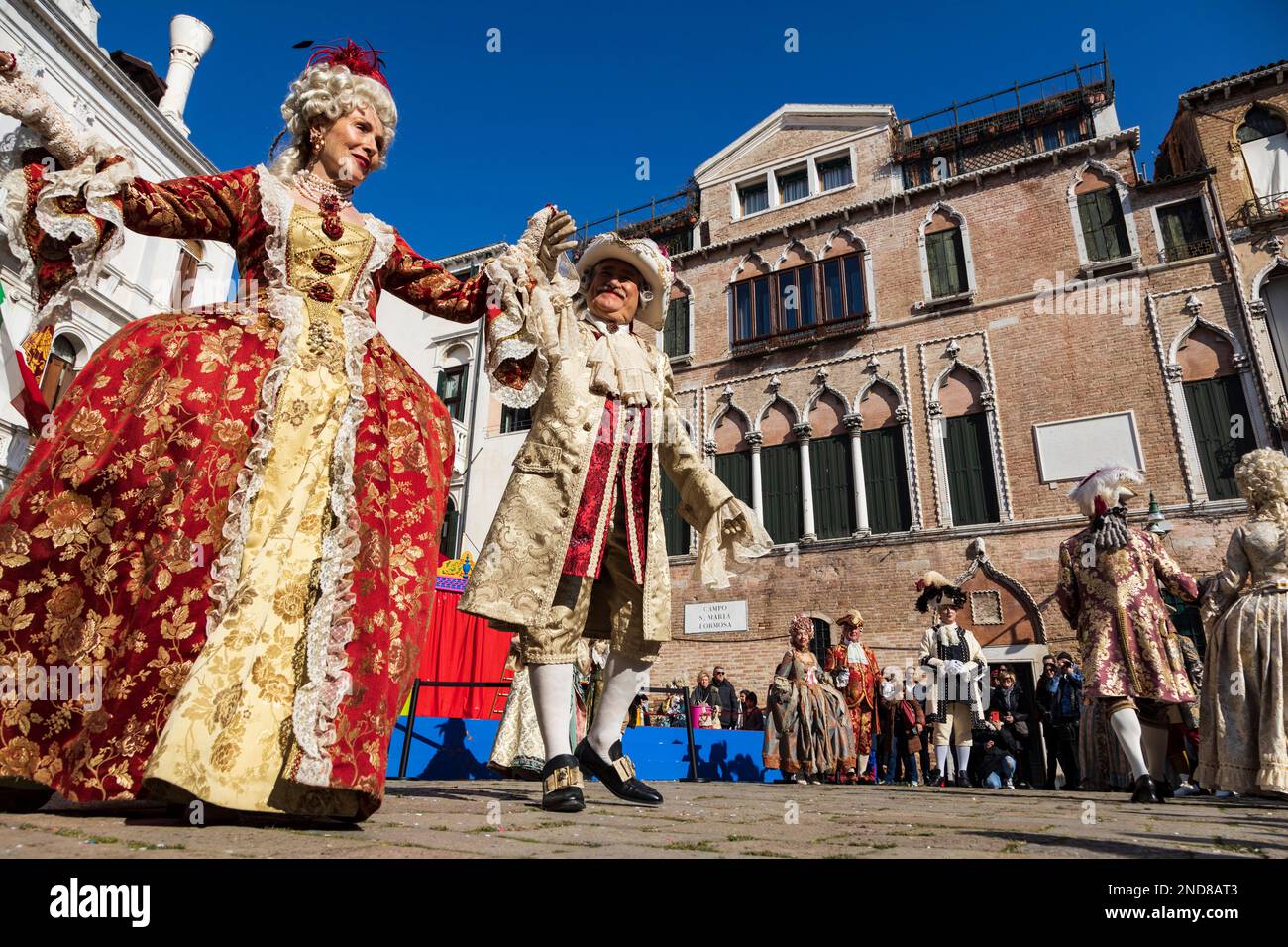 Les Vénitiens en costumes colorés célèbrent le Carnaval de Venise en ...