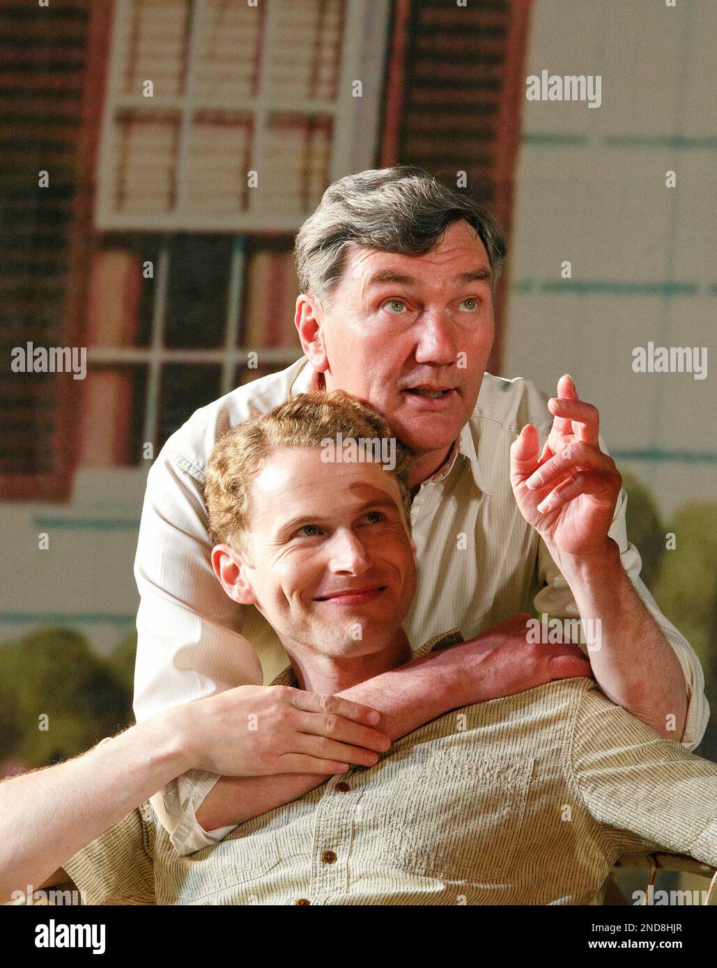 l-r: Charles Aitken (Chris Keller), Tom Mannion (Joe Keller) dans TOUS ...