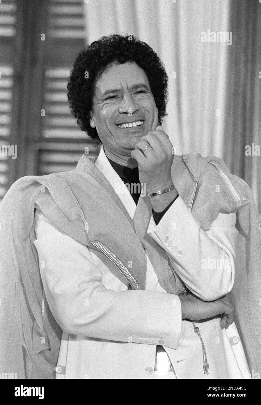 Libyan leader Moammar al-Gaddafi shares a good laugh with newsmen ...
