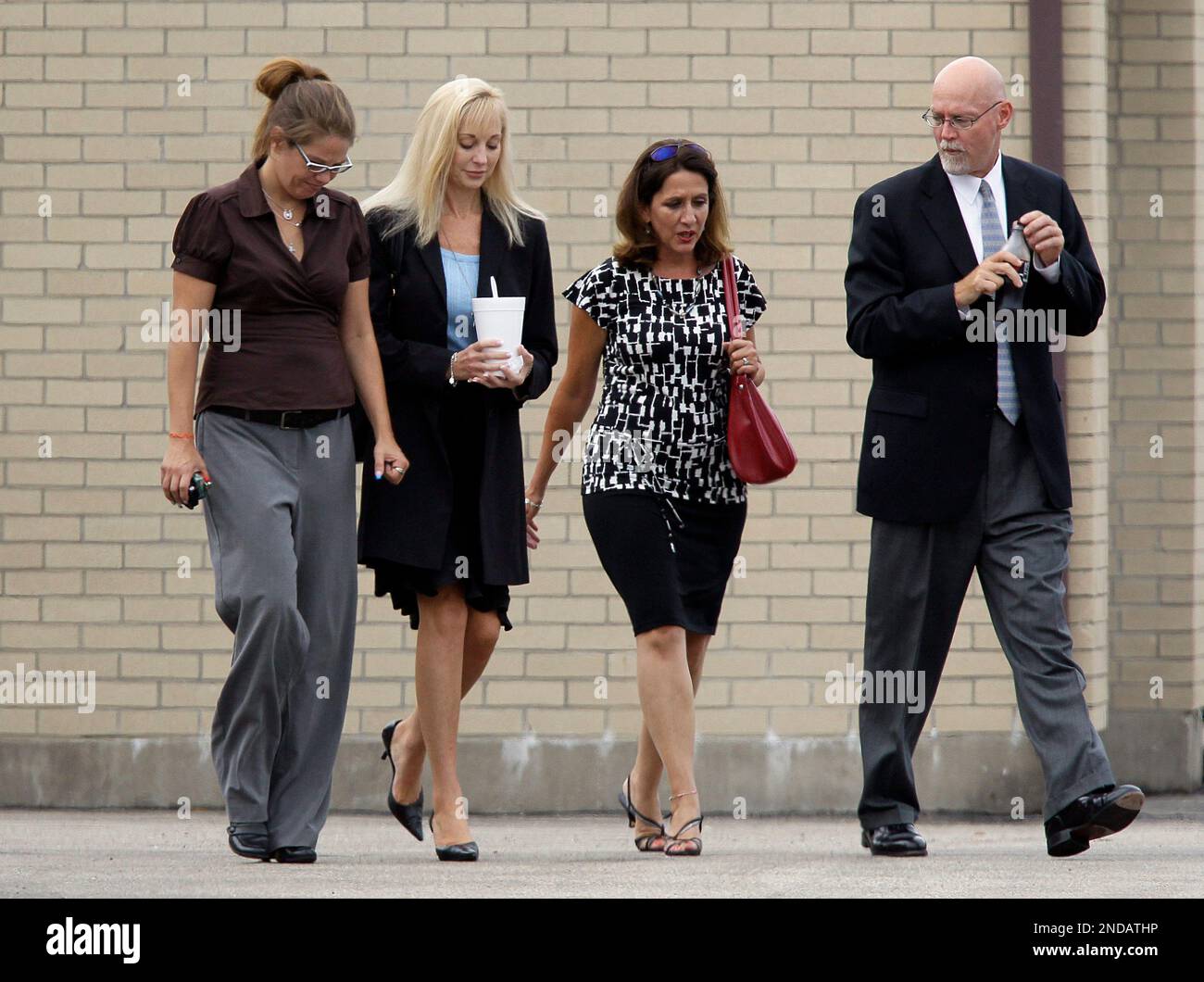 Karen Cunagin Sypher, second from left, walks with two unidentified women and her attorney James ...