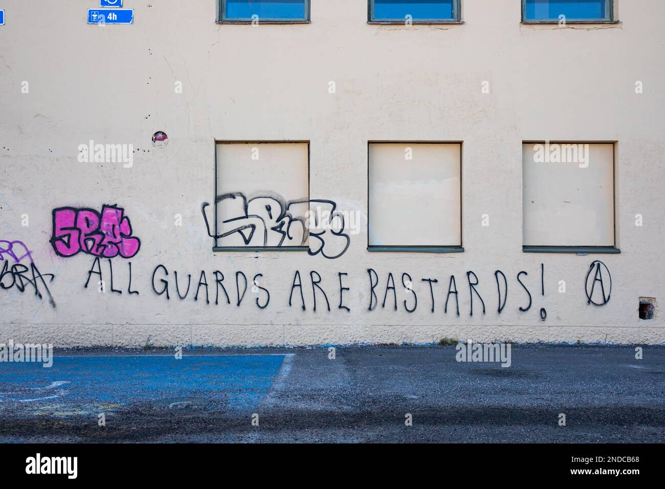 Toutes les gardes sont des Bastards! Écrire sur le mur du bâtiment ...