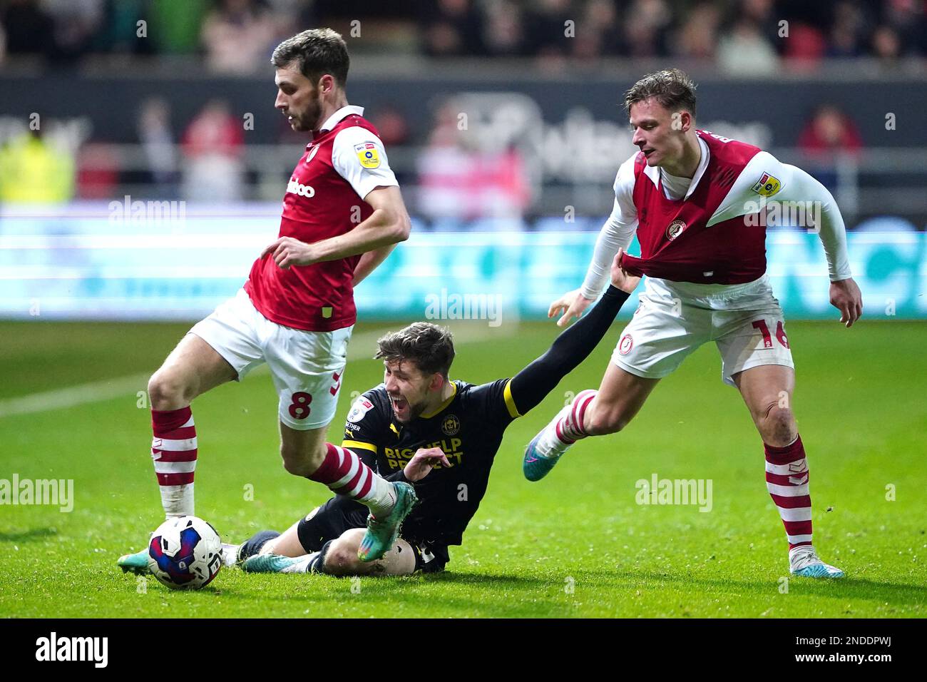 Callum Lang de Wigan Athletic se tient sur le maillot de la bataille de ...