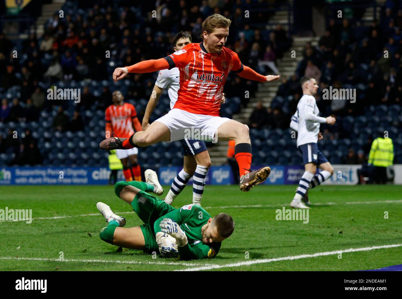 Jordan Clark de Luton Town a une tentative de but qui a été arrêtée par ...