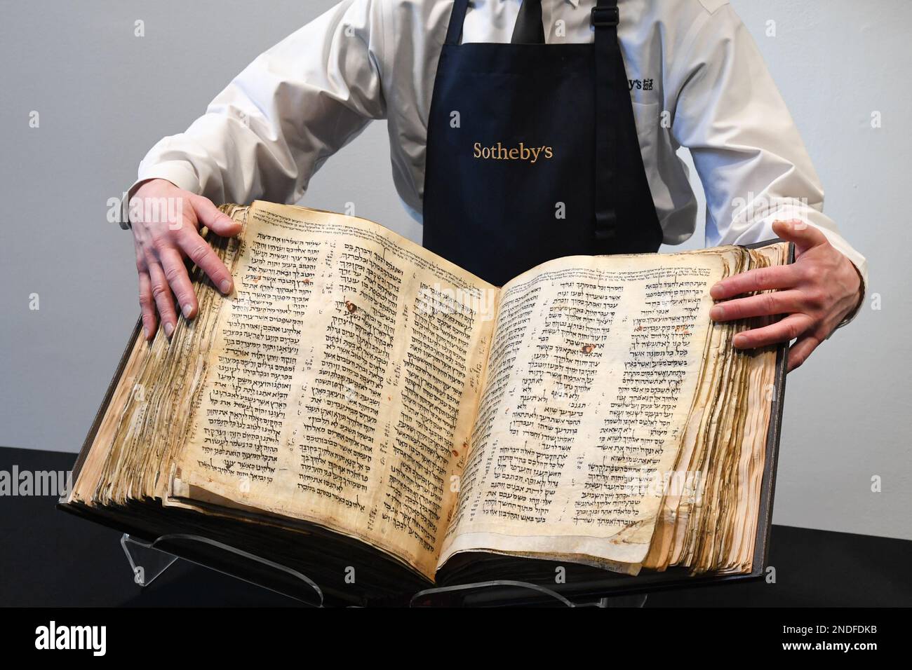 Le Codex Sassoon est présenté avant la vente aux enchères par Sotheby's ...