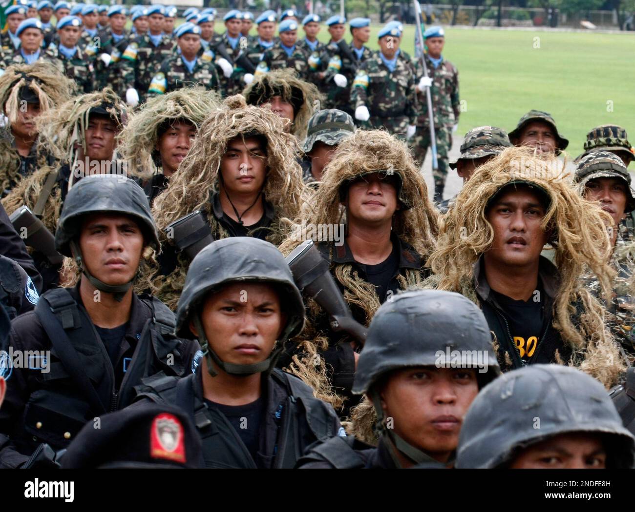 Philippine soldiers march in honor of the new chief-of-staff of the ...