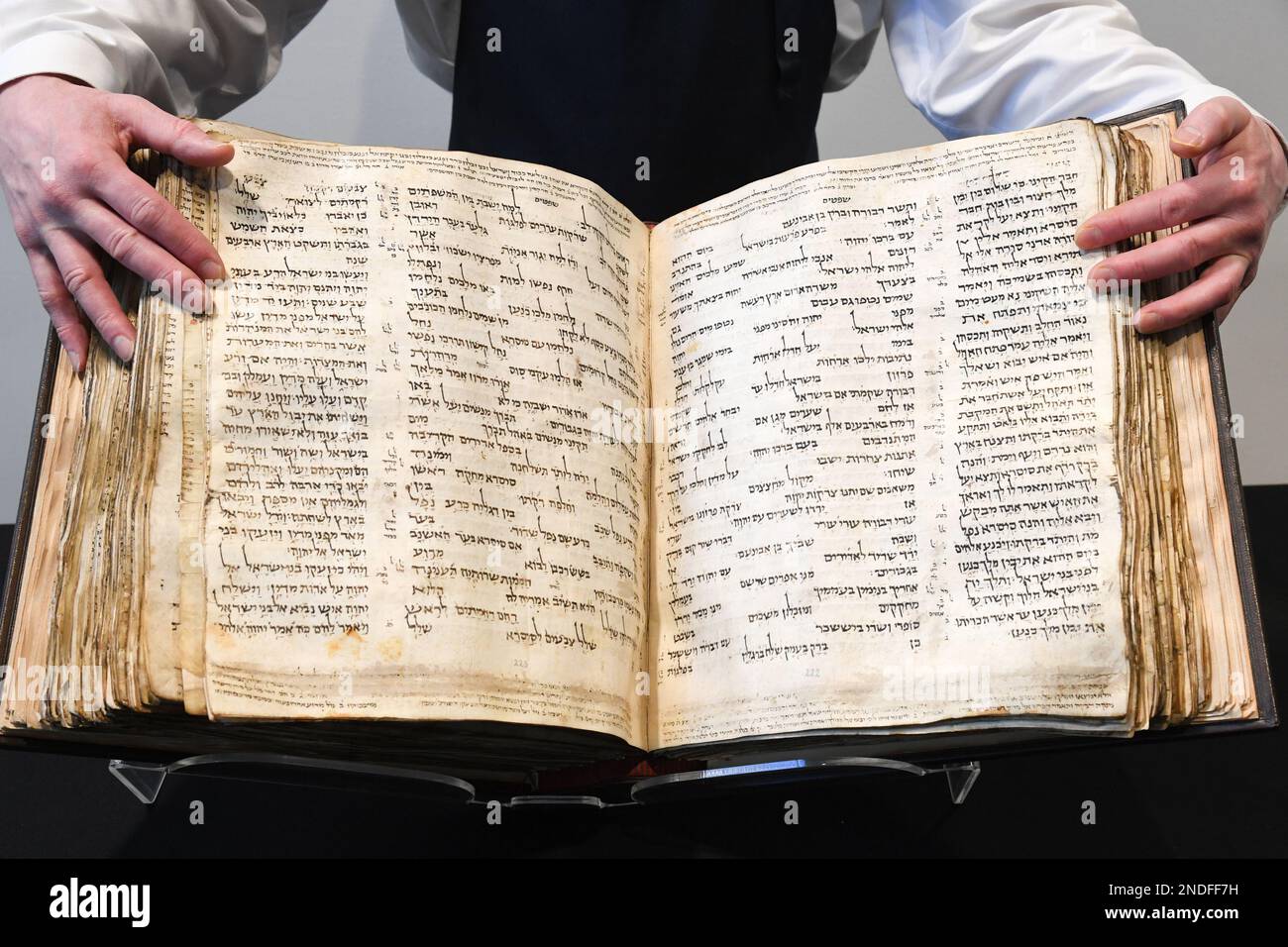 Le Codex Sassoon est présenté avant la vente aux enchères par Sotheby's ...