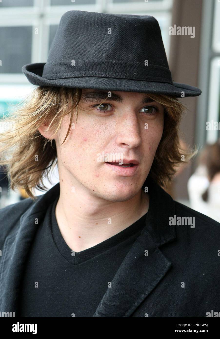 Zac Sunderland, from California, who sailed around the world at age 17 ...