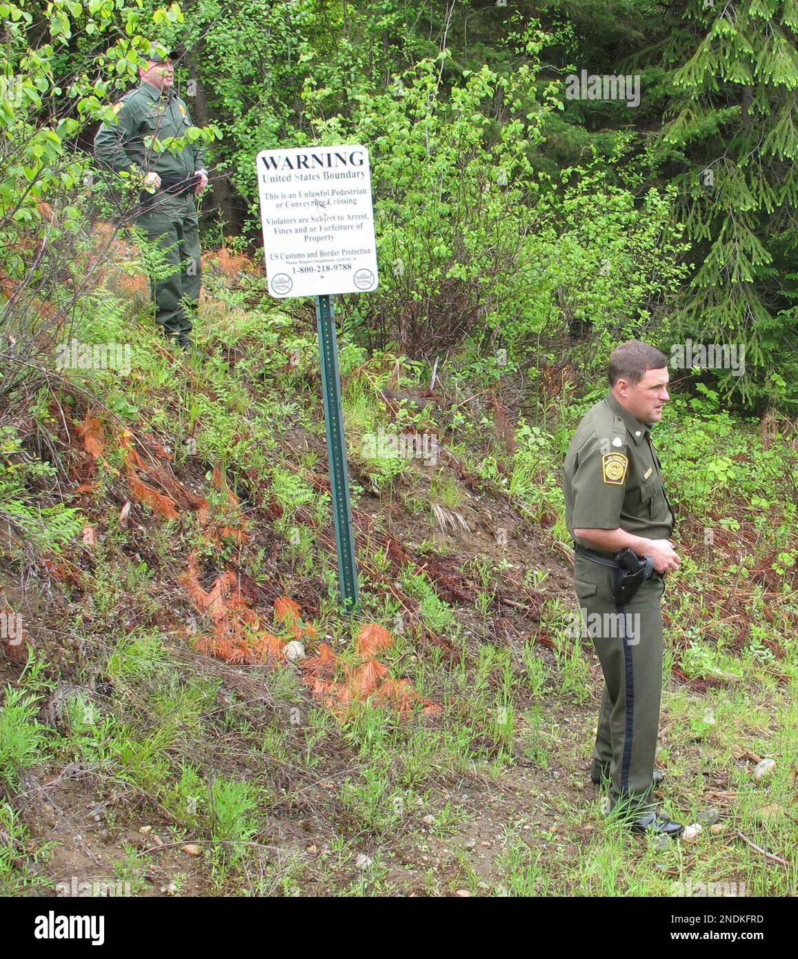 In this June 4, 2010 photo, U.S. Border Patrol agents Shannon Clift ...