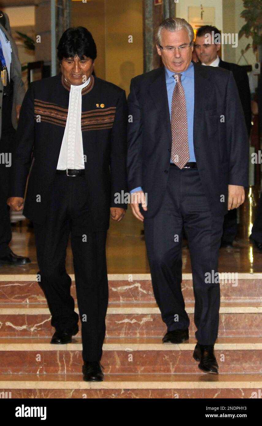 Spanish Judge Baltazar Garzon, right, and Bolivia's President Evo ...