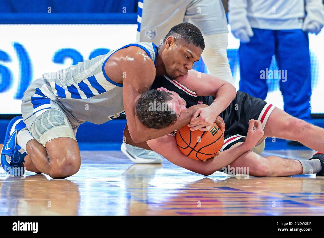 15 FÉVRIER 2023: Saint Louis Billikens avance Francis Okoro (5) et ...