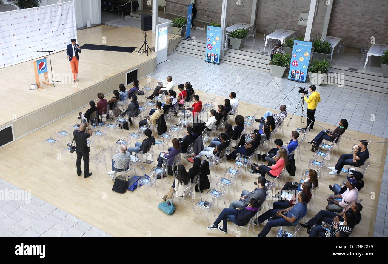 Fonzworth Bentley speaks to participants in the Pepsi Refresh Project ...