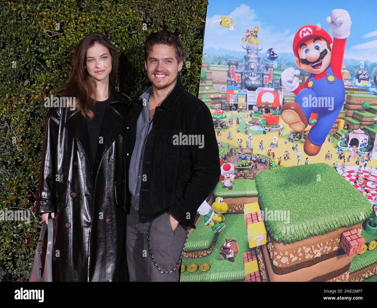 (G-D) Barbara Palvin et Dylan Sprouse à l'occasion de la grande ...