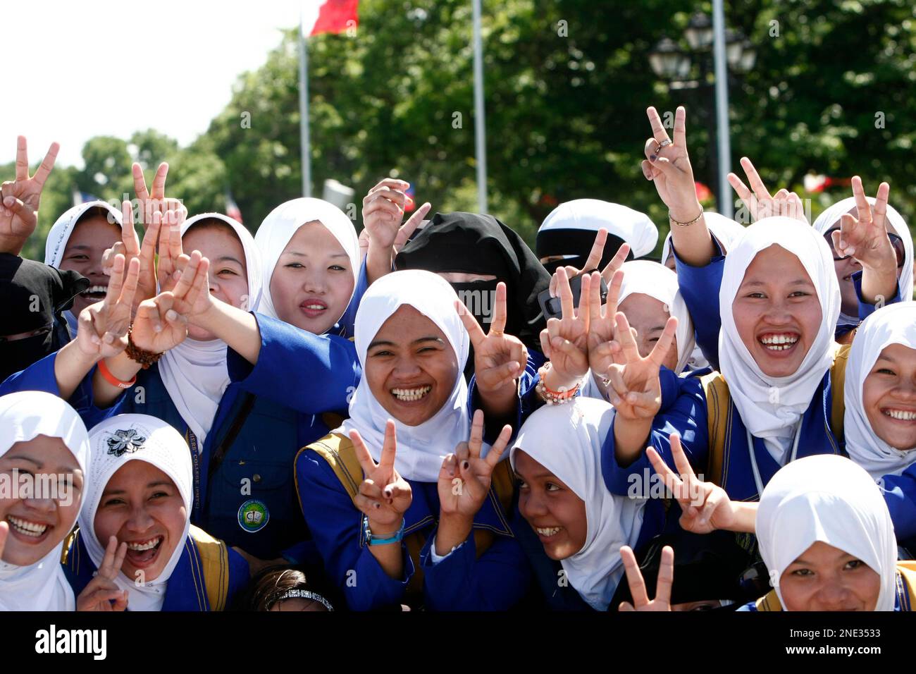 Filipino Muslim students from the Philippine Muslim Teachers College in ...