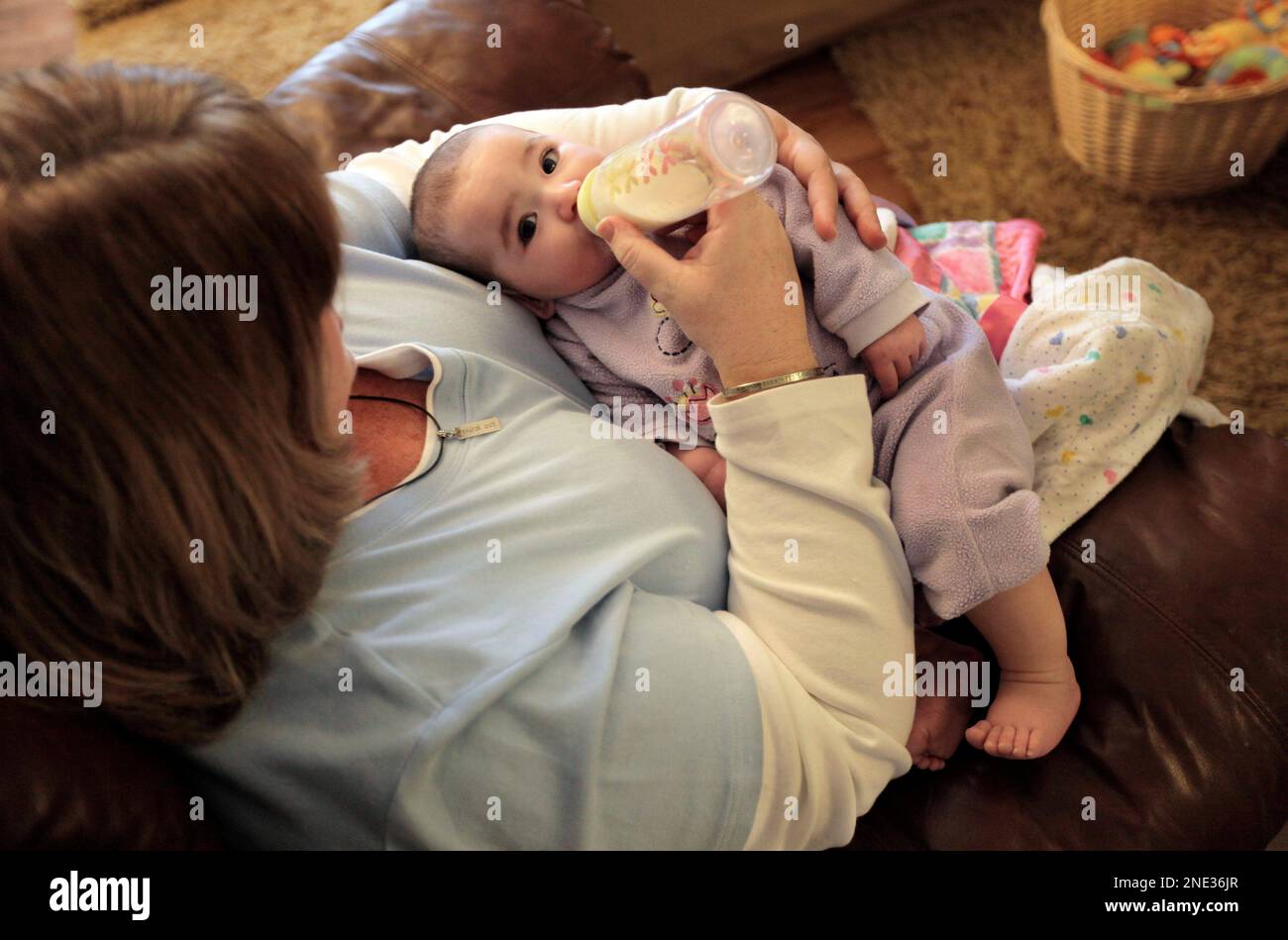 In this photo taken Dec, 20, 2009 in Johnsburg, Ill. volunteer foster ...