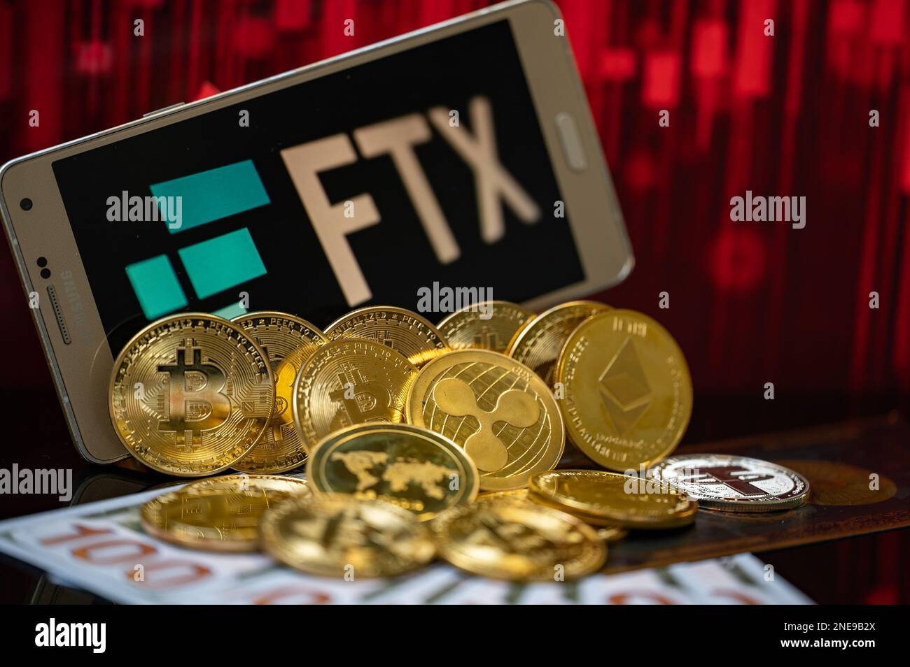 Le logo FTX avec des pièces de monnaie crypto avec une facture de 100 dollars est affiché pour ...