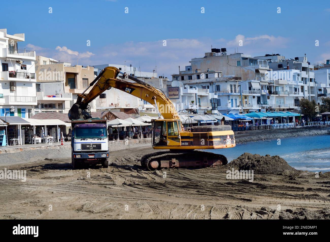 Ierapatra, Crète, Grèce - 12 octobre 2022 : excavateurs et camions ...
