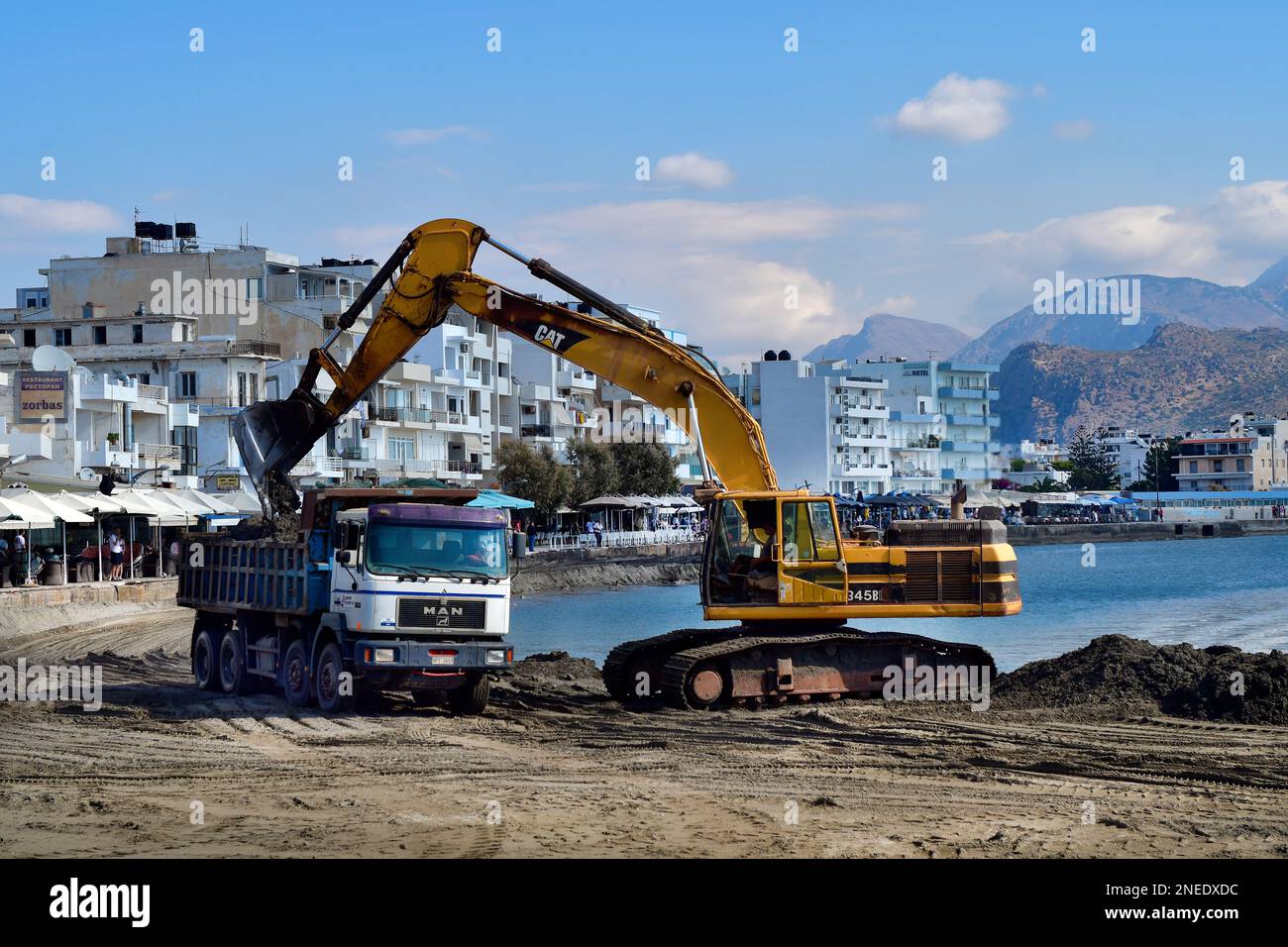 Ierapatra, Crète, Grèce - 12 octobre 2022 : excavateurs et camions ...