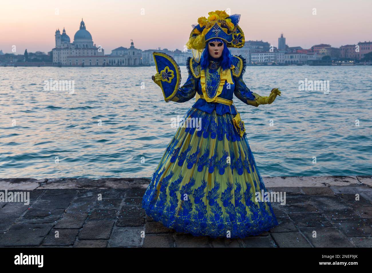 Carnival gardien vêtu d'un magnifique costume et masque pendant le Carnival de Venise 2023 au ...
