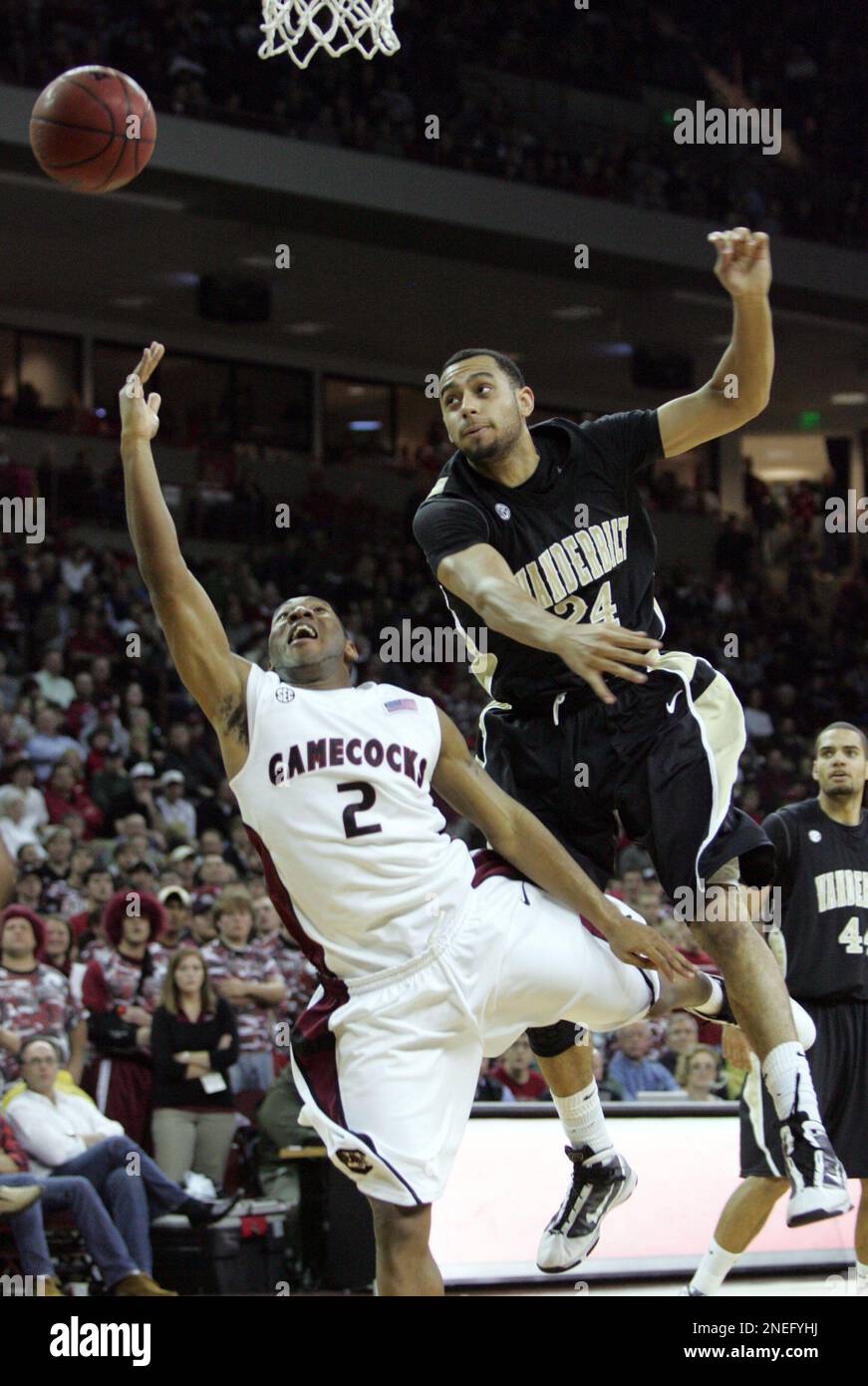 South Carolina's Devan Downey (2) drives for the basket as Vanderbilt's ...
