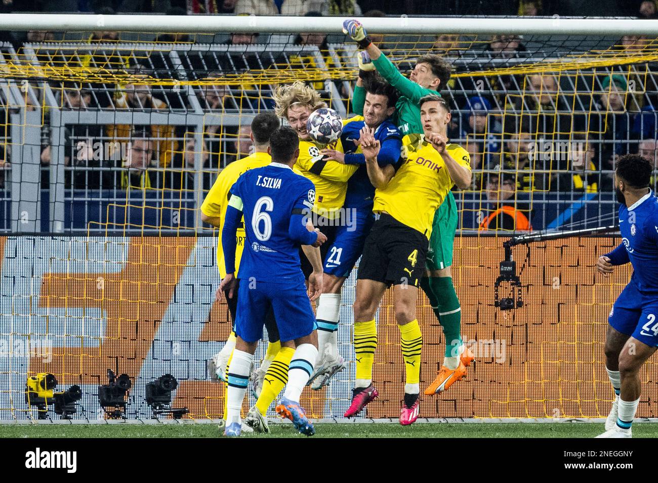 Dortmund, signal Iduna Park, 15.02.23: Ben Chilwell (M) de Chelsea ...