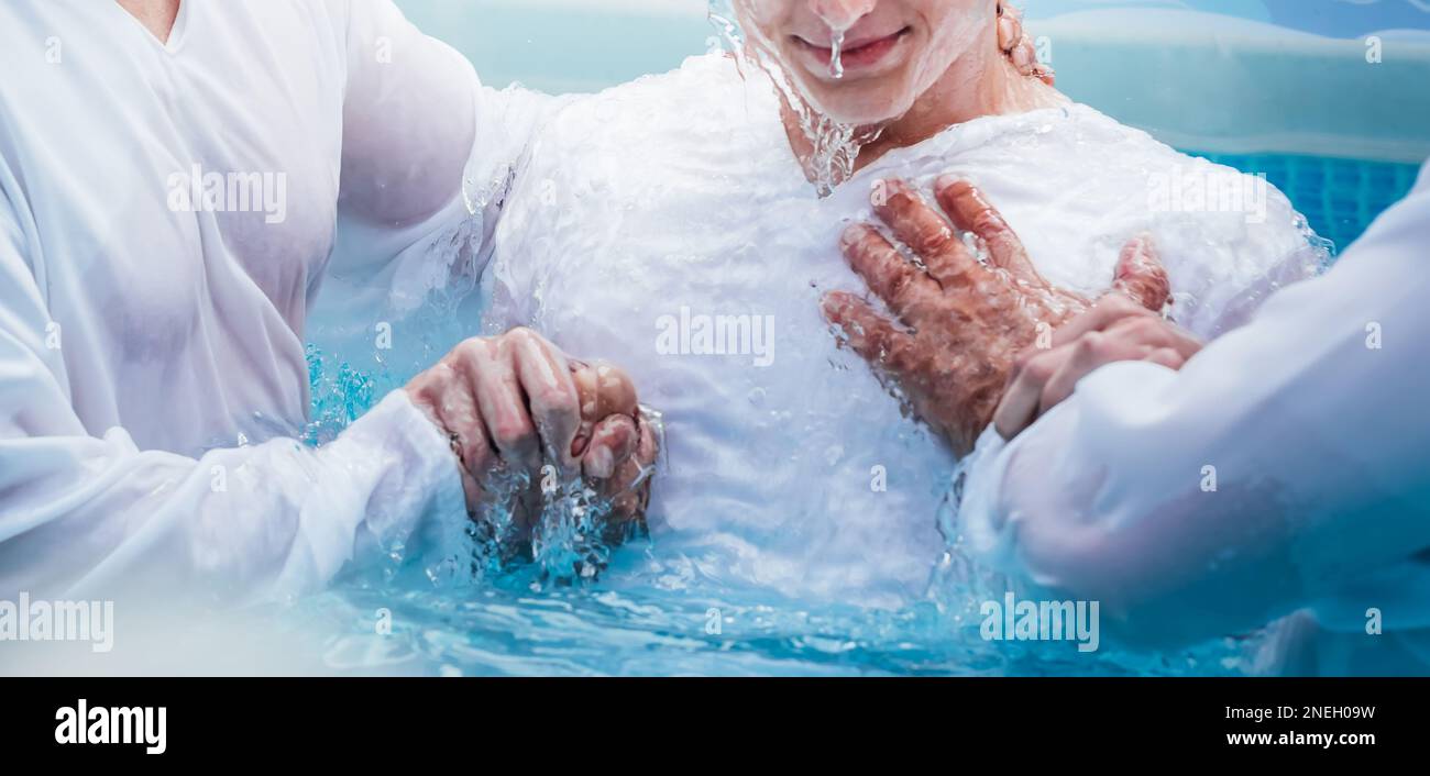 Baptême adulte catholique Banque de photographies et d’images à haute ...