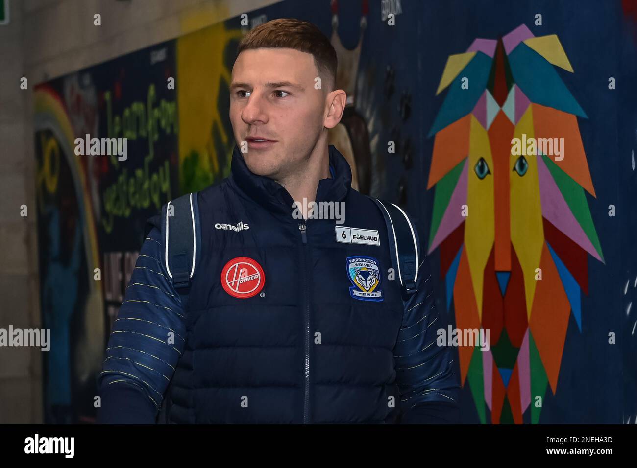 George Williams #6 de Warrington Wolves arrive devant le Betfred Super ...