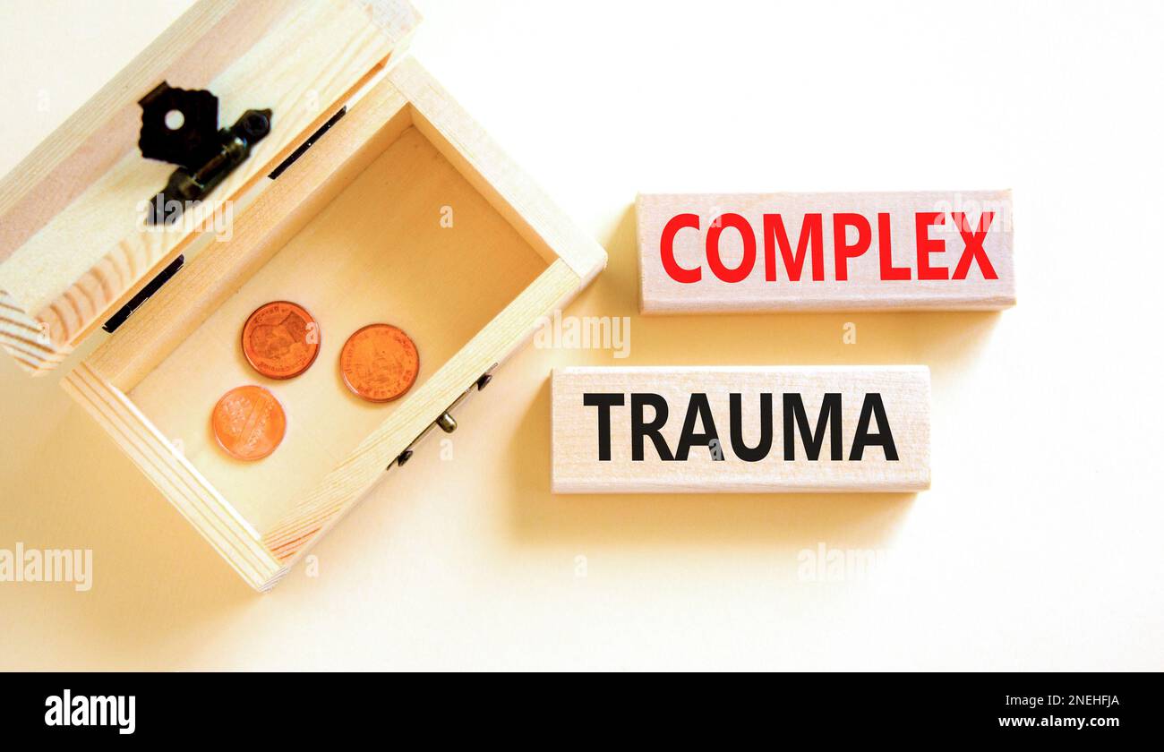 Symbole de traumatisme complexe. Concept mots trauma complexe sur bloc ...