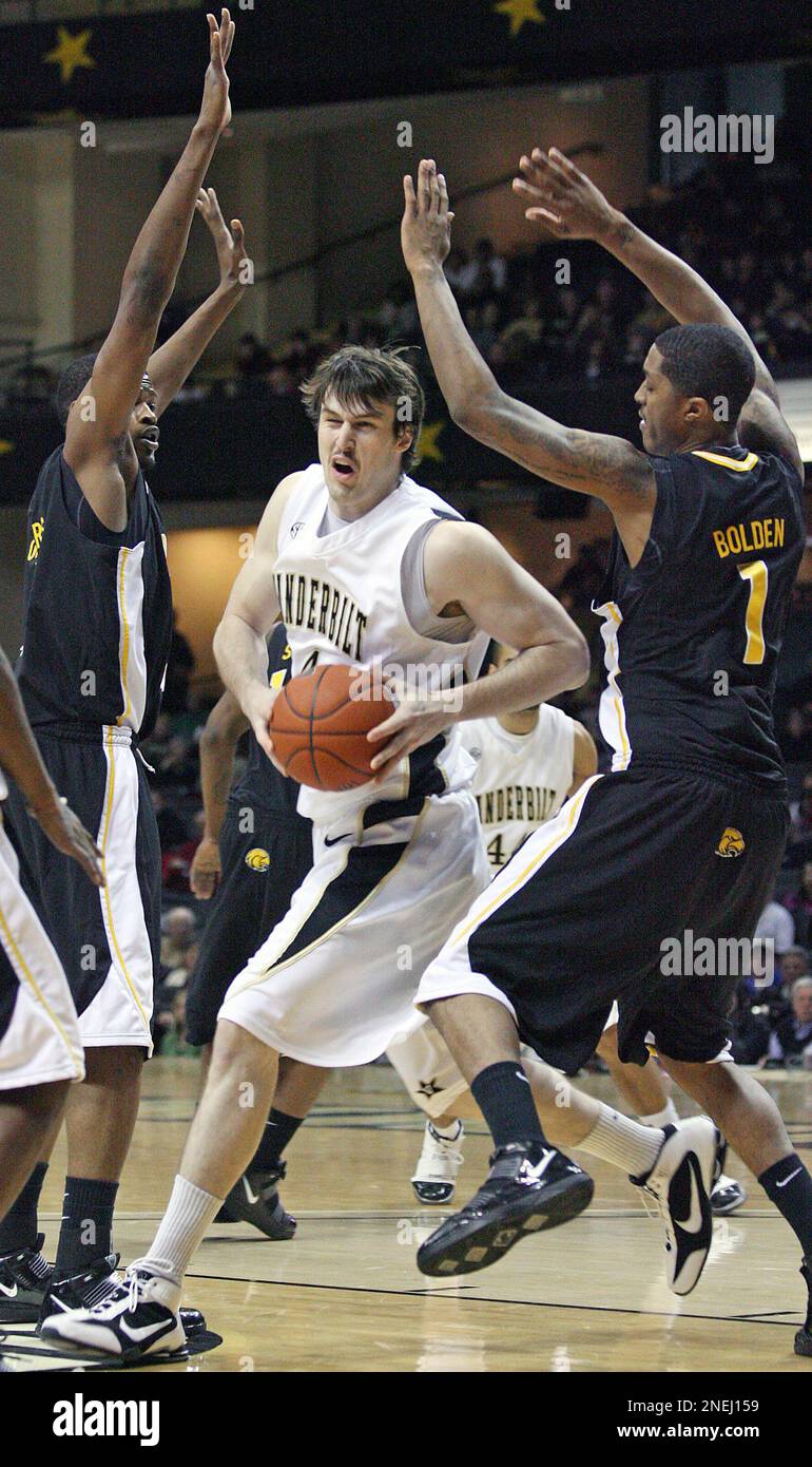 Vanderbilt center A.J.Ogilvy, center, drives between the defense of ...