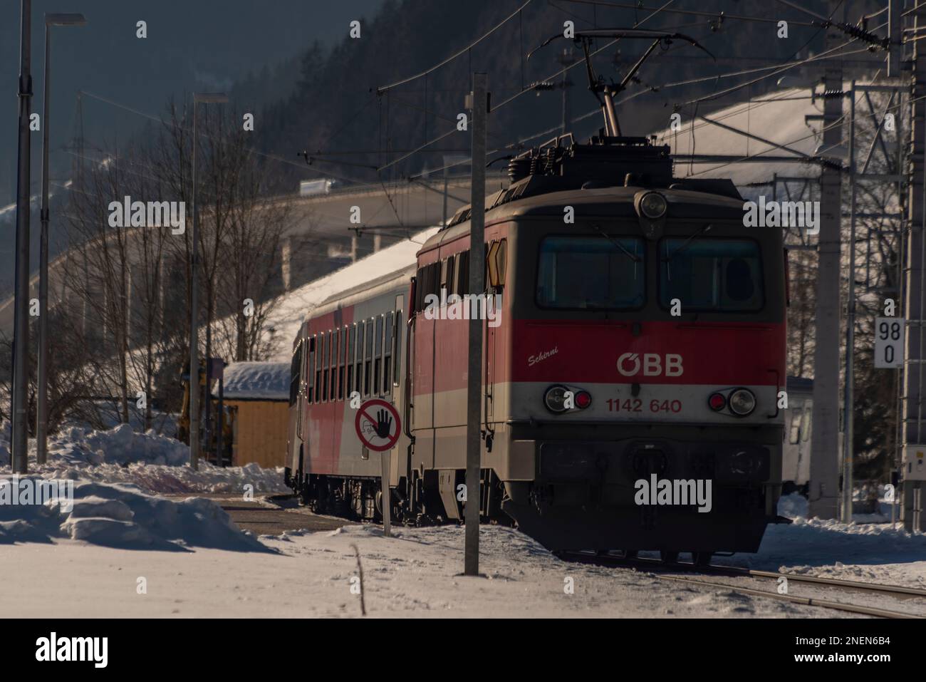 Autriche rouge rapide Nice trains de voyageurs à la gare d'Ardning 02 ...
