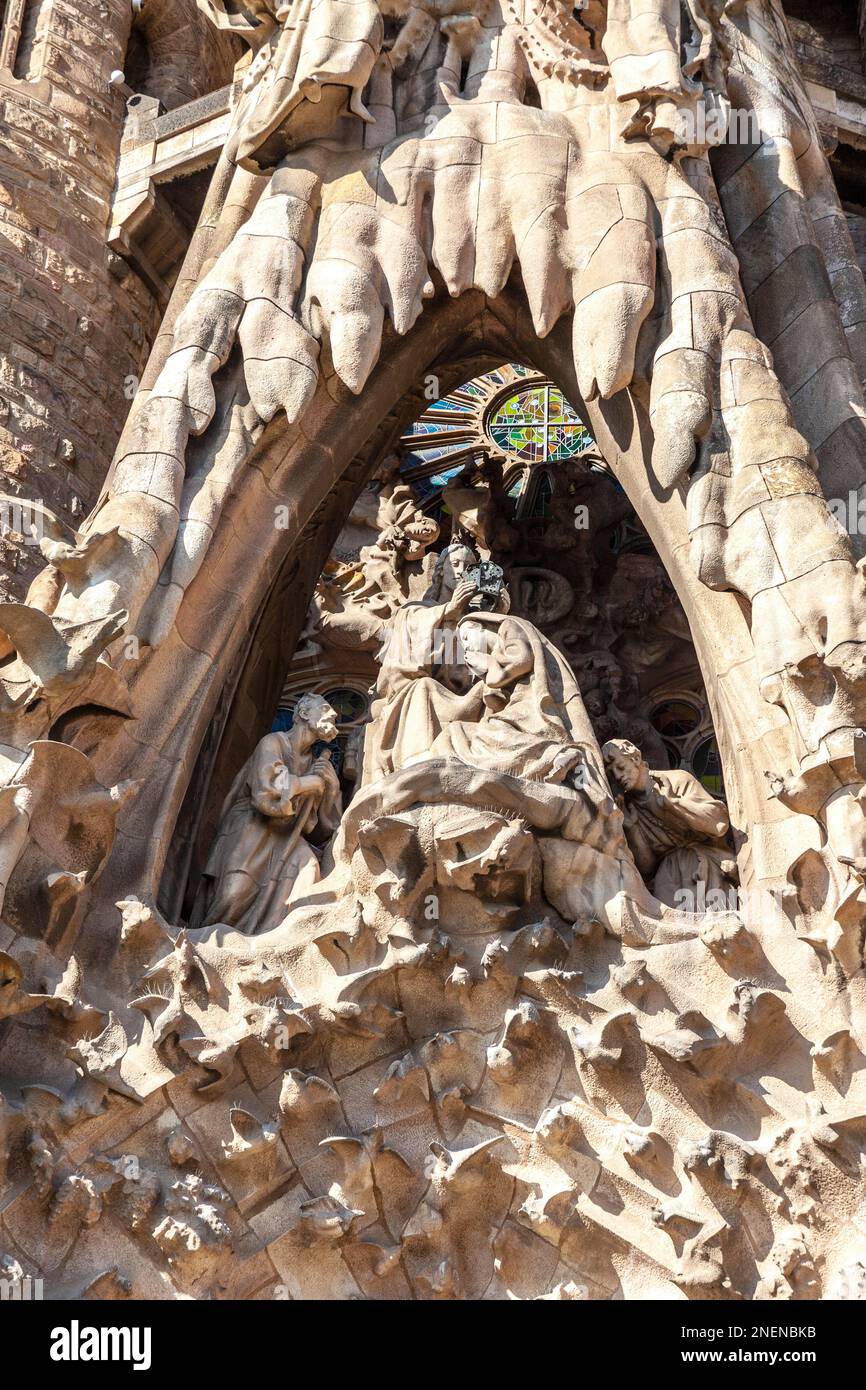 Détail de sculptures décorant le portique la façade de la Nativité, la ...