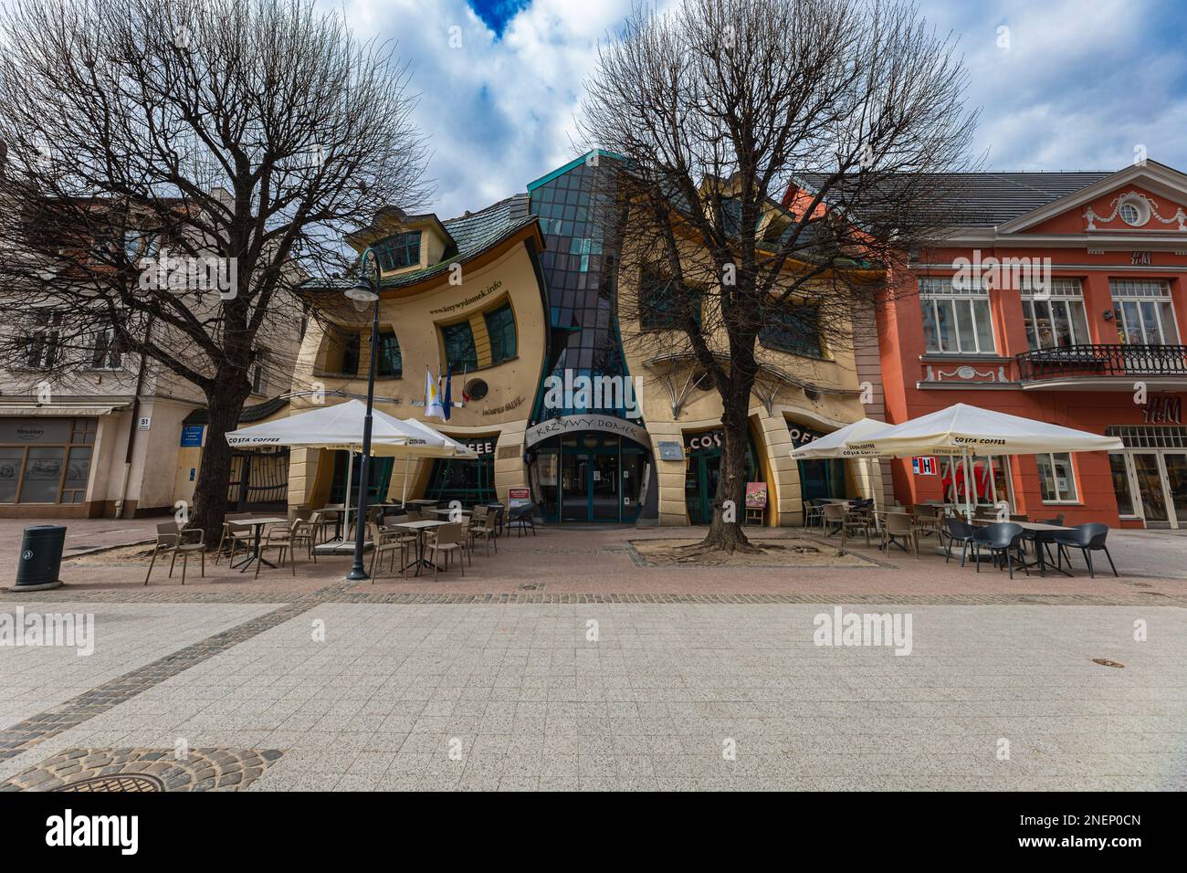 Sopot, Pologne - avril 2022: 'Krzywy Domek', un bâtiment commercial ...