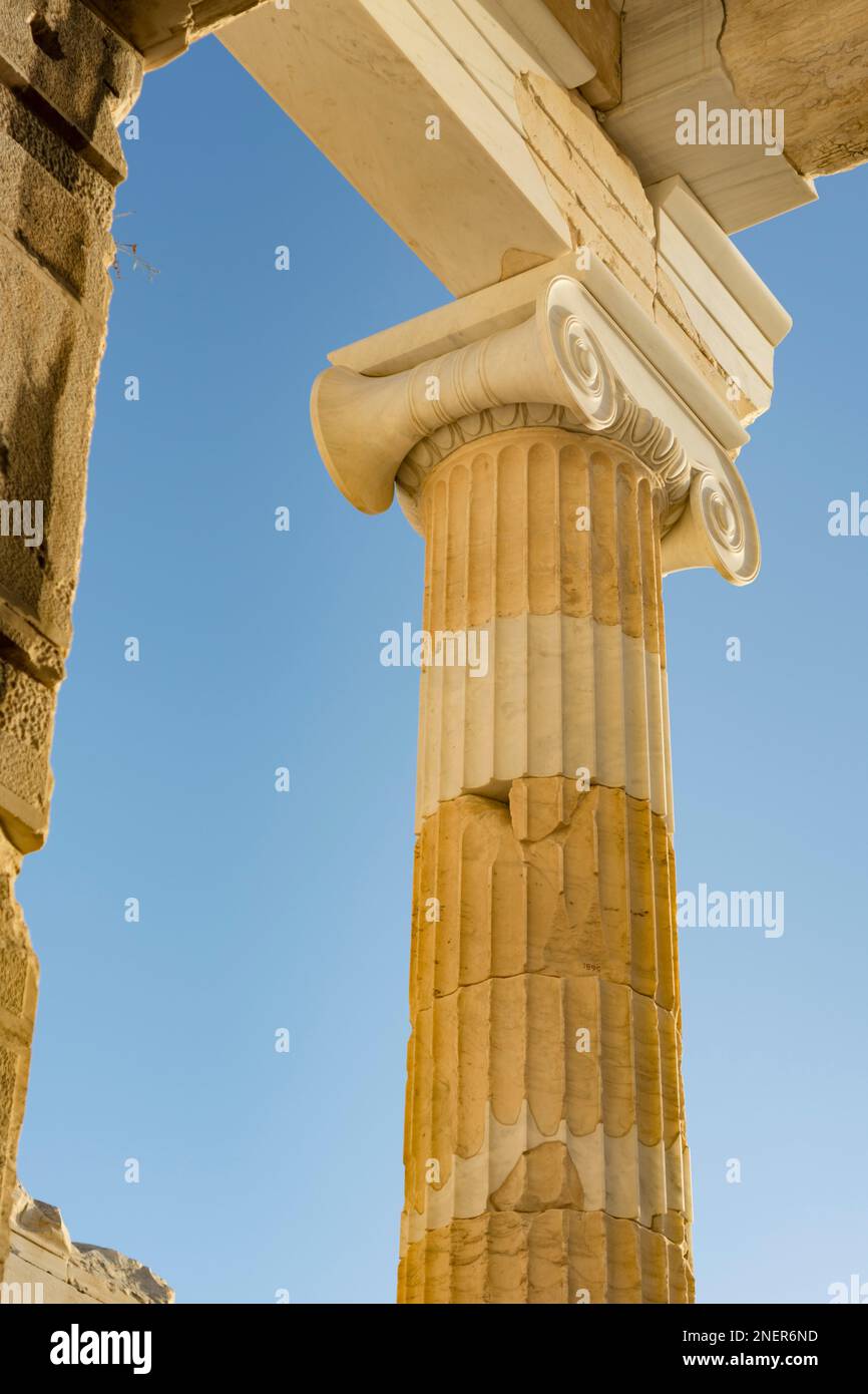 The propylaeum of athens acropolis Banque de photographies et d’images ...