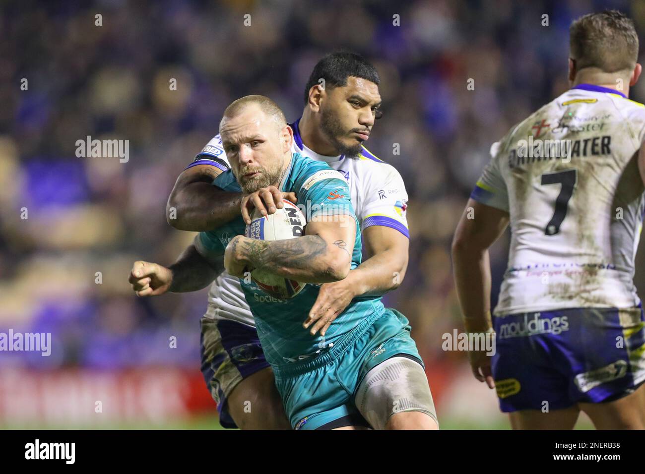 Tom Mikaele #18 de Warrington Wolves s'attaque à Blake Austin #6 de ...