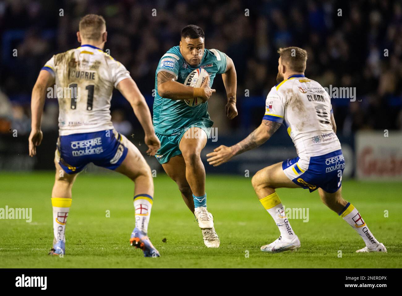 Sam Lisone #15 de Leeds Rhinos fait une pause pendant le Betfred Super ...