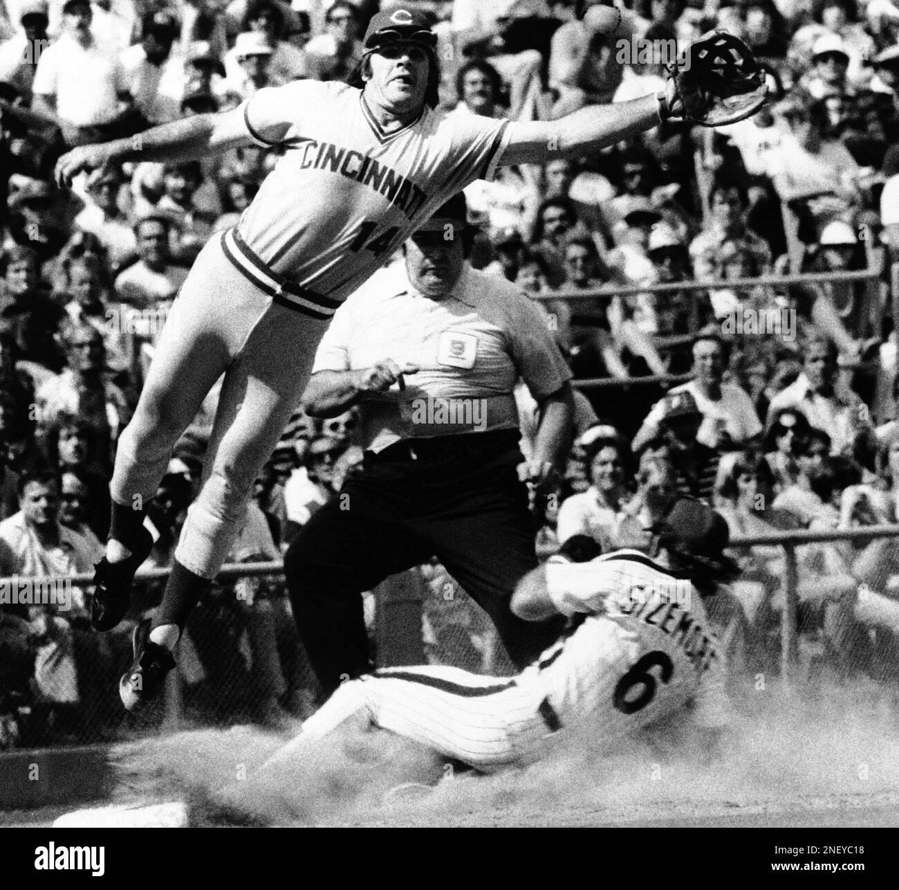 Cincinnati Reds third baseman Pete Rose leaps in vain for wide throw ...