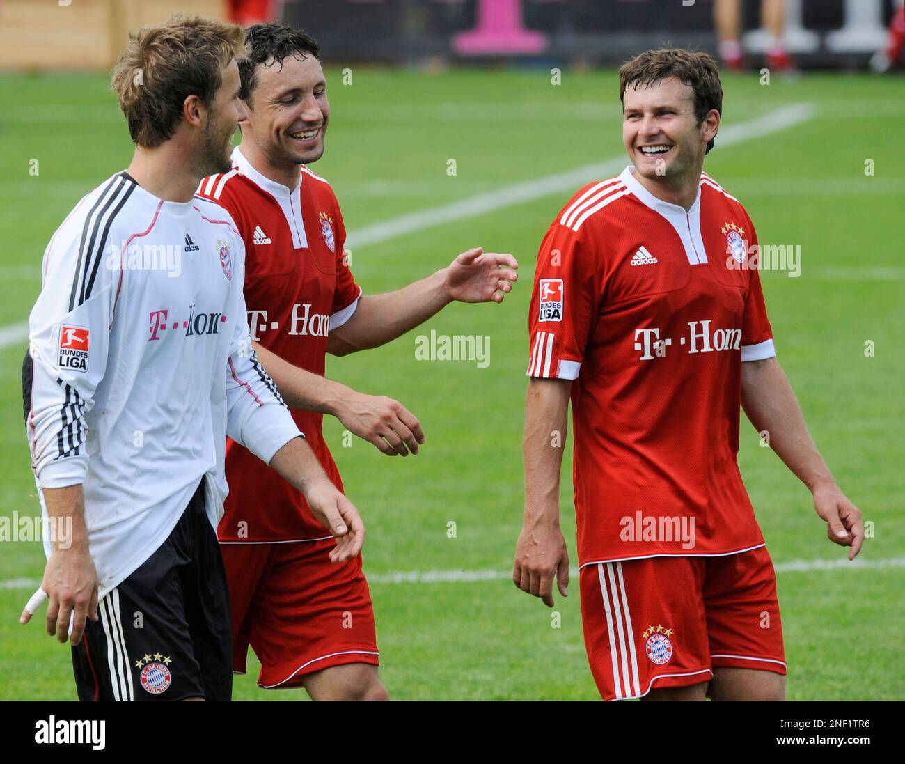 Munich goalkeeper Michael Rensing and players Mark van Bommel and ...