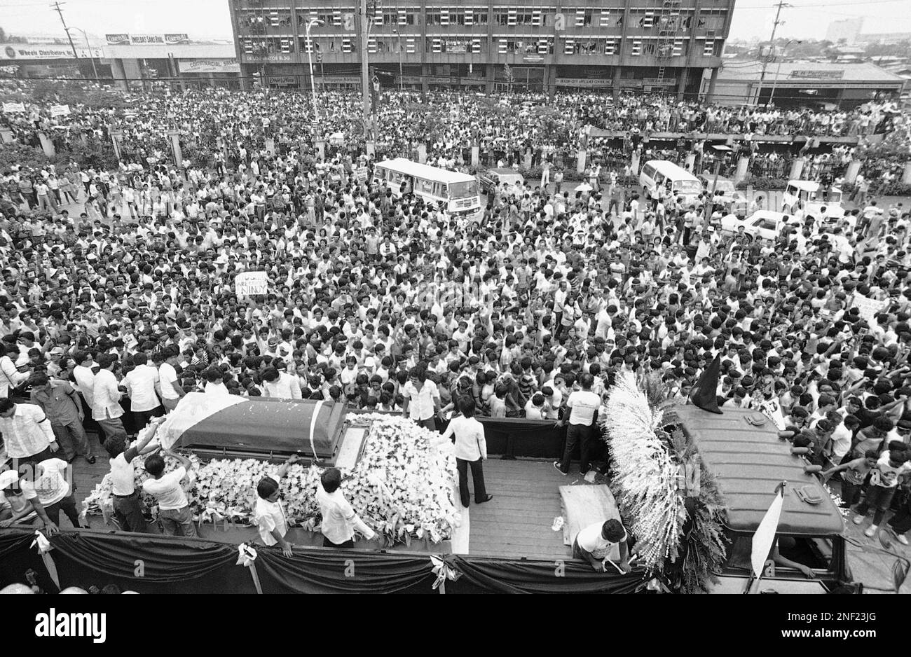 Thousands of Filipinos jam outside of the Santo Domingo Church, Aug. 31 ...