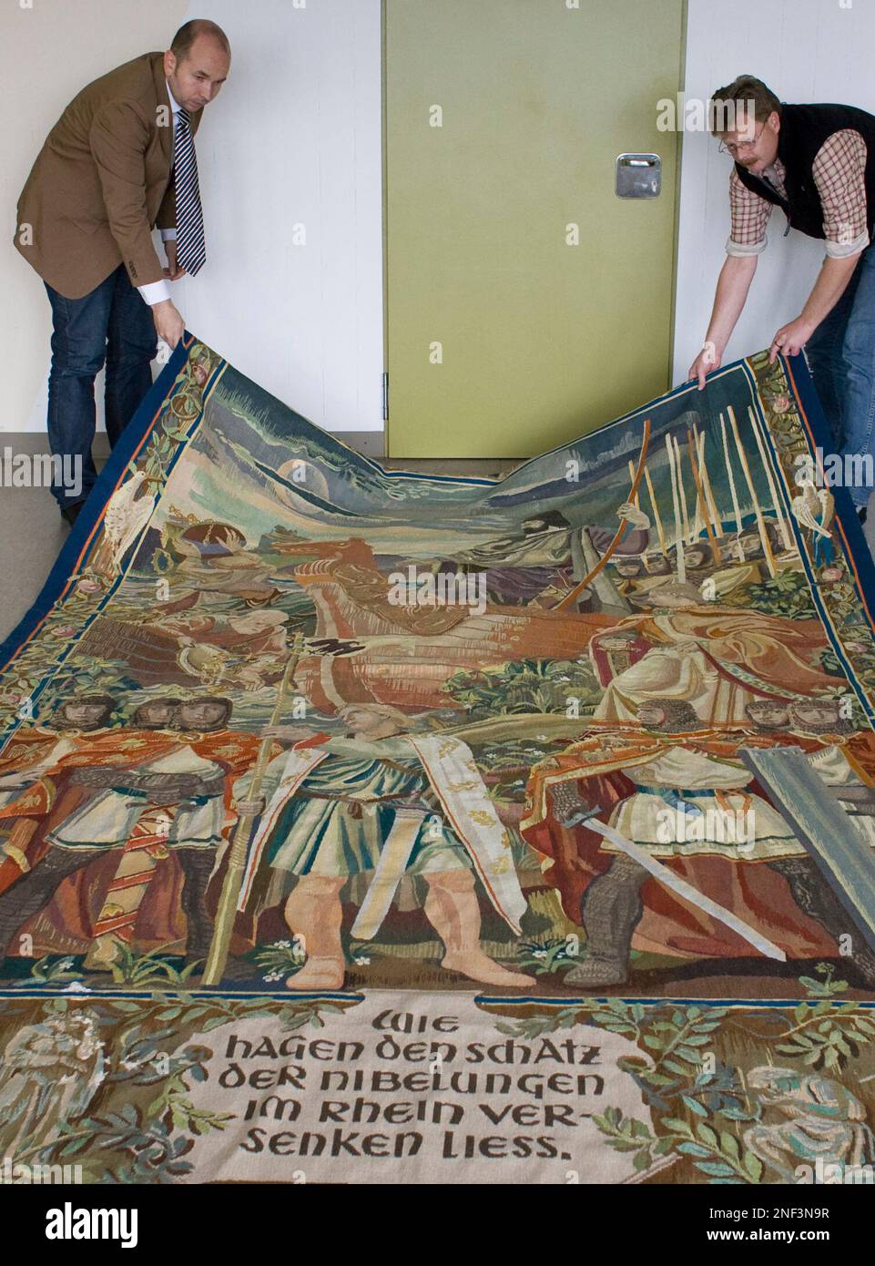 Polizeipressesprecher Markus Scharf, links, und Polizeikommissar Ingo ...