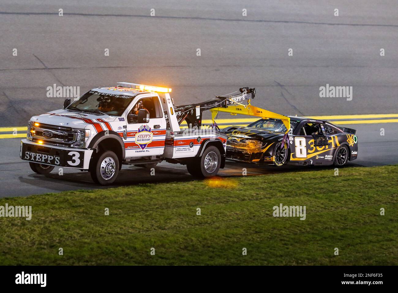 Daytona, États-Unis. 16th févr. 2023. Kyle Busch, 8 ans, est remorqué après s'être fracassé des ...