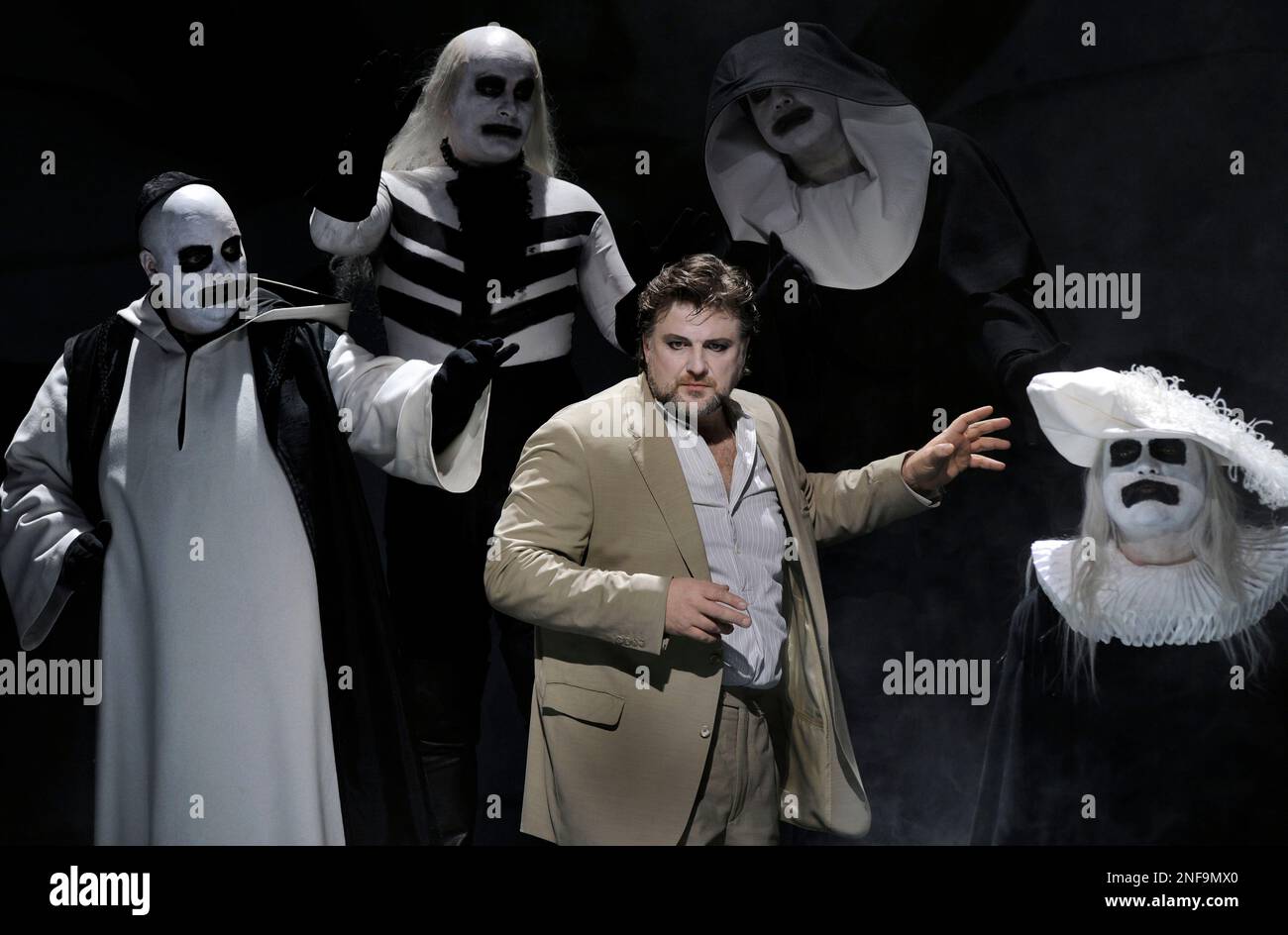 Der Saenger und Schauspieler Christopher Ventris in der Rolle des ...