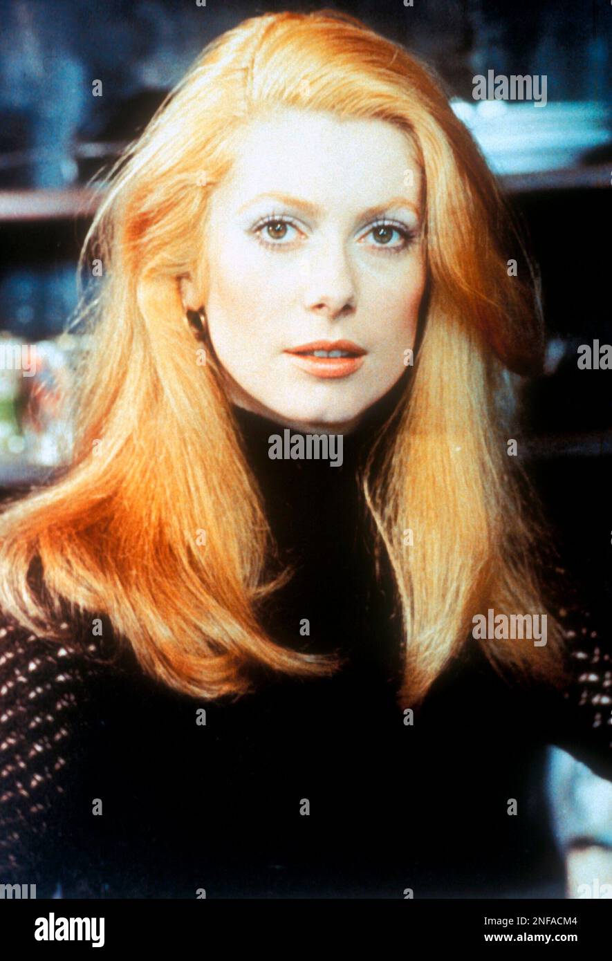 CATHERINE DENEUVE dans MISSISSIPPI MERMAID (1969) -titre original: LA ...