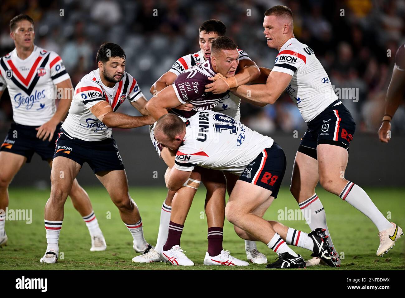 Sean Keppie, des aigles de mer, est attaqué par (G-D) Brandon Smith ...