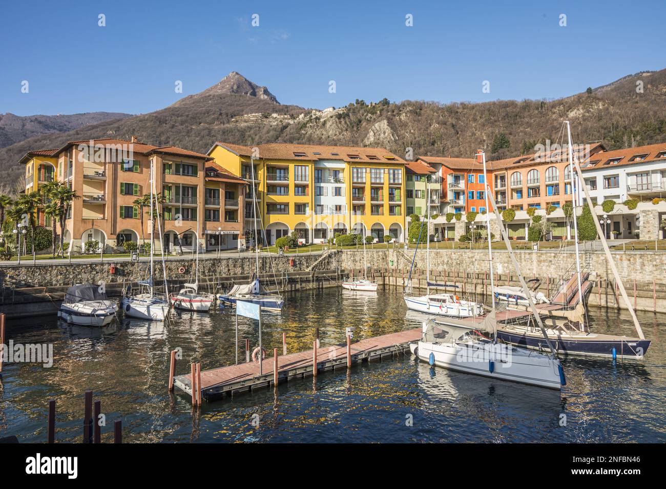 Cannero, Italie - 02-05-2023: Le beau petit port de Cannero avec des ... Cannero, Italie - 02-05-2023: Le beau petit port de Cannero avec des ...