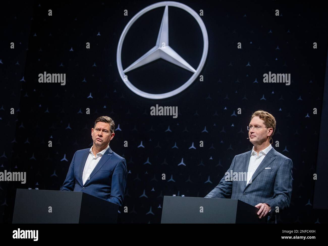 Stuttgart, Allemagne. 17th févr. 2023. Harald Wilhelm (l), directeur ...