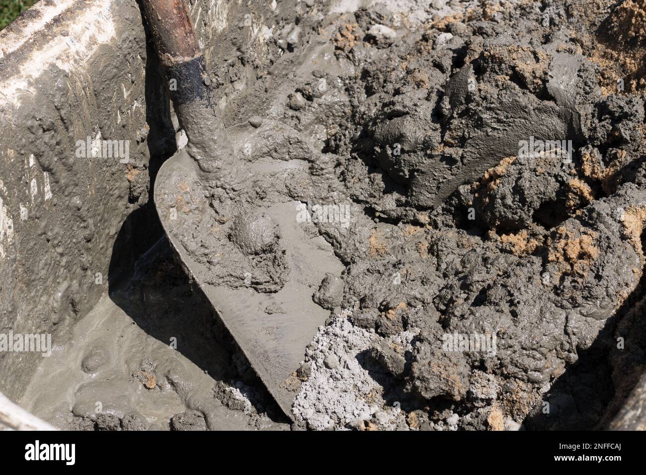 le béton est du ciment à pétrir avec du sable pour former du béton, du ...